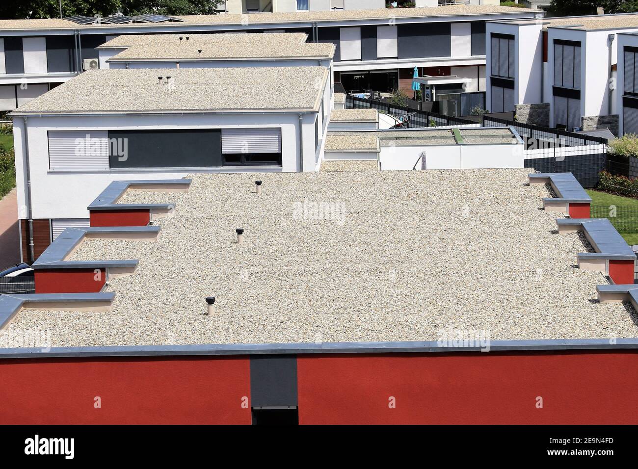 Well sealed and pebble backfilled flat roof Stock Photo - Alamy