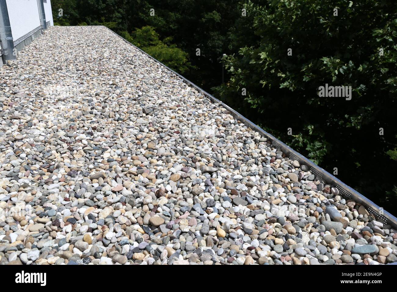 Well sealed and pebble backfilled flat roof Stock Photo - Alamy
