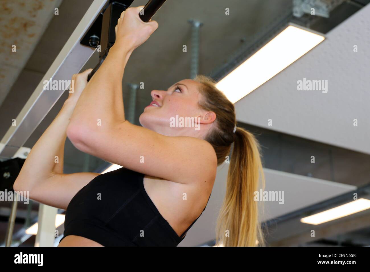 Symbolic image: Young woman doing strength training at the gym (model ...