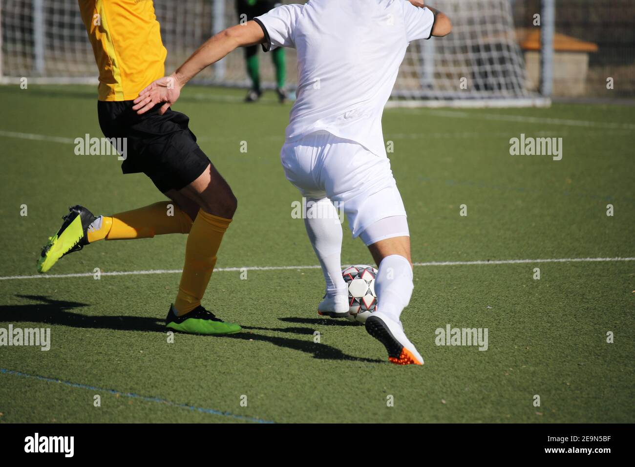 Soccer players in action hi-res stock photography and images - Alamy