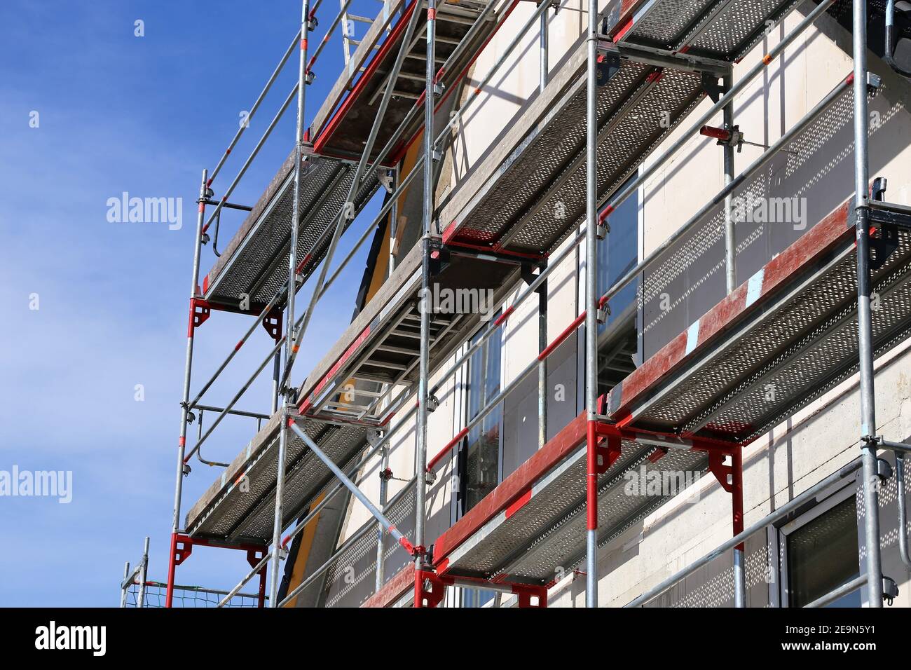 Scaffolding: Scaffolded residential building Stock Photo - Alamy