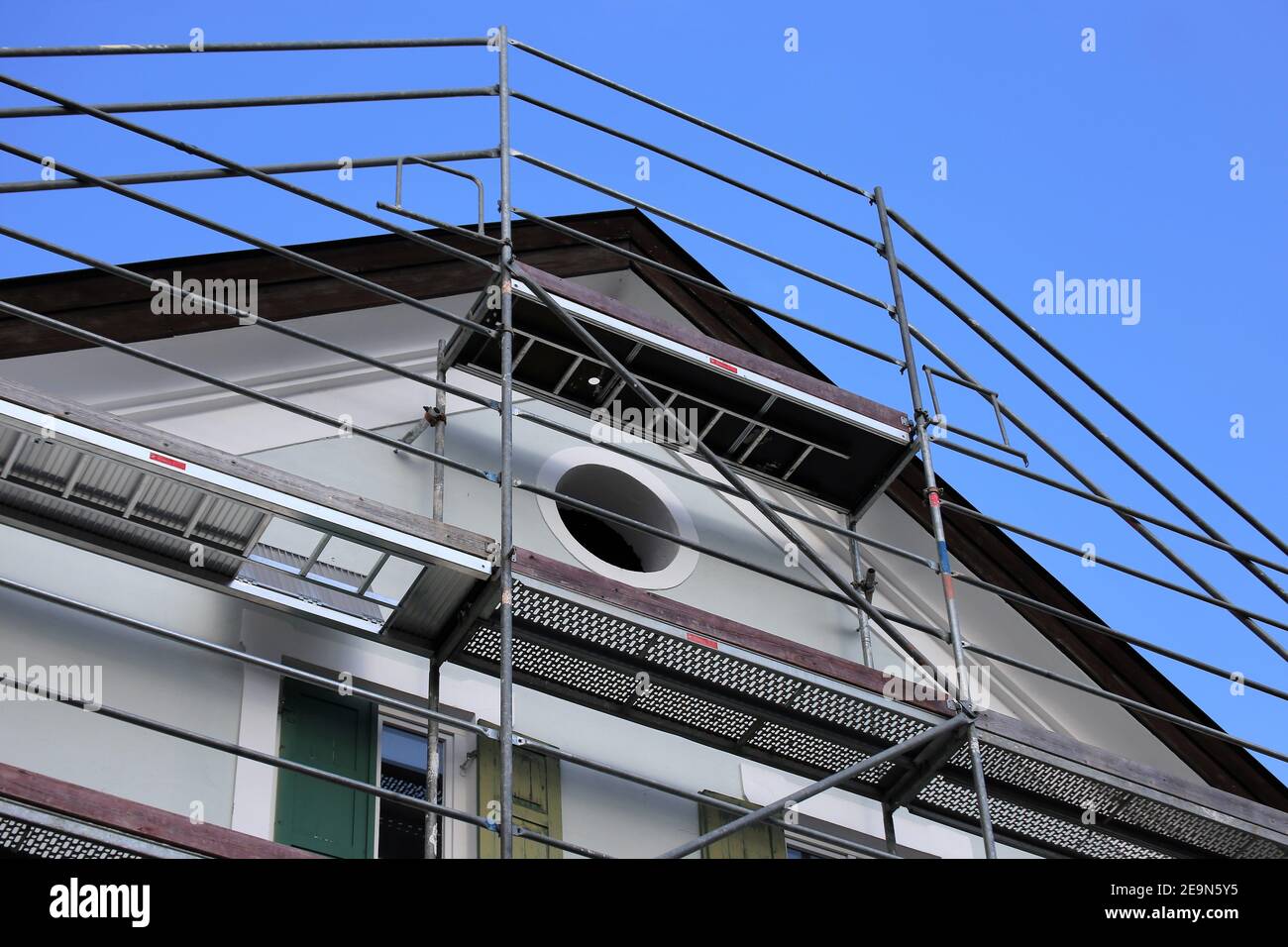 Scaffolding: Scaffolded family house Stock Photo - Alamy