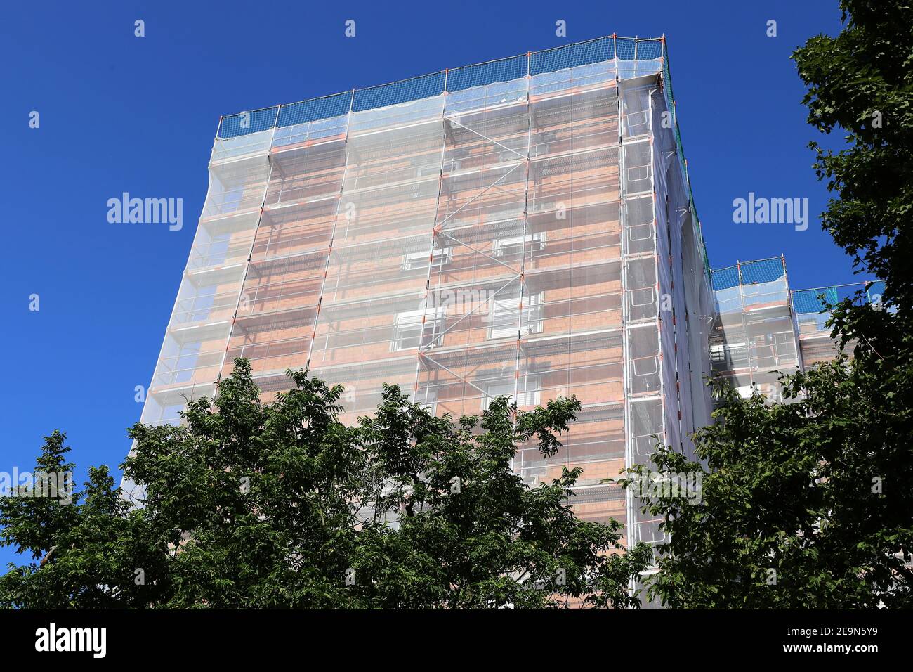 Scaffolding: Scaffolded high rise building (Germany Stock Photo - Alamy