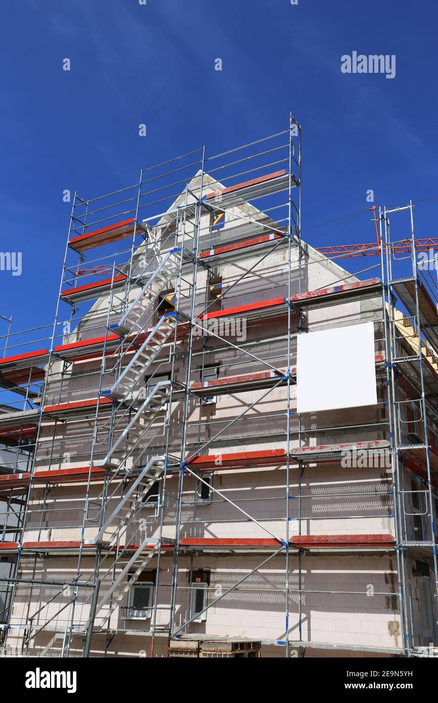 Scaffolding: Scaffolded residential building Stock Photo - Alamy