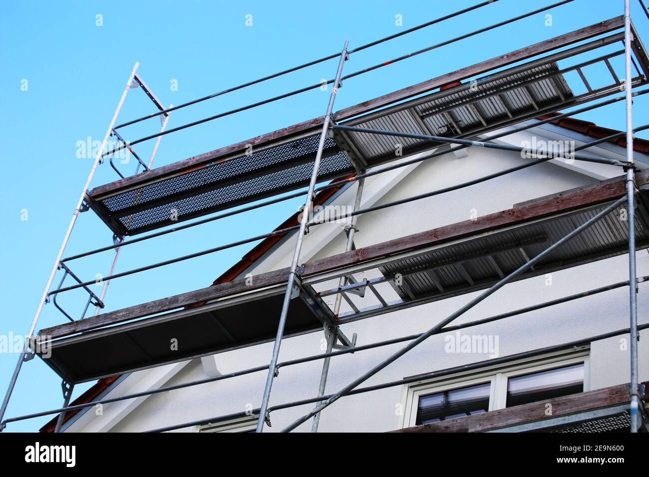 Scaffolding: Scaffolded residential building Stock Photo - Alamy