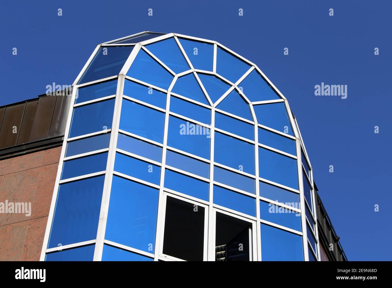 Building with large and modern glass facade Stock Photo - Alamy