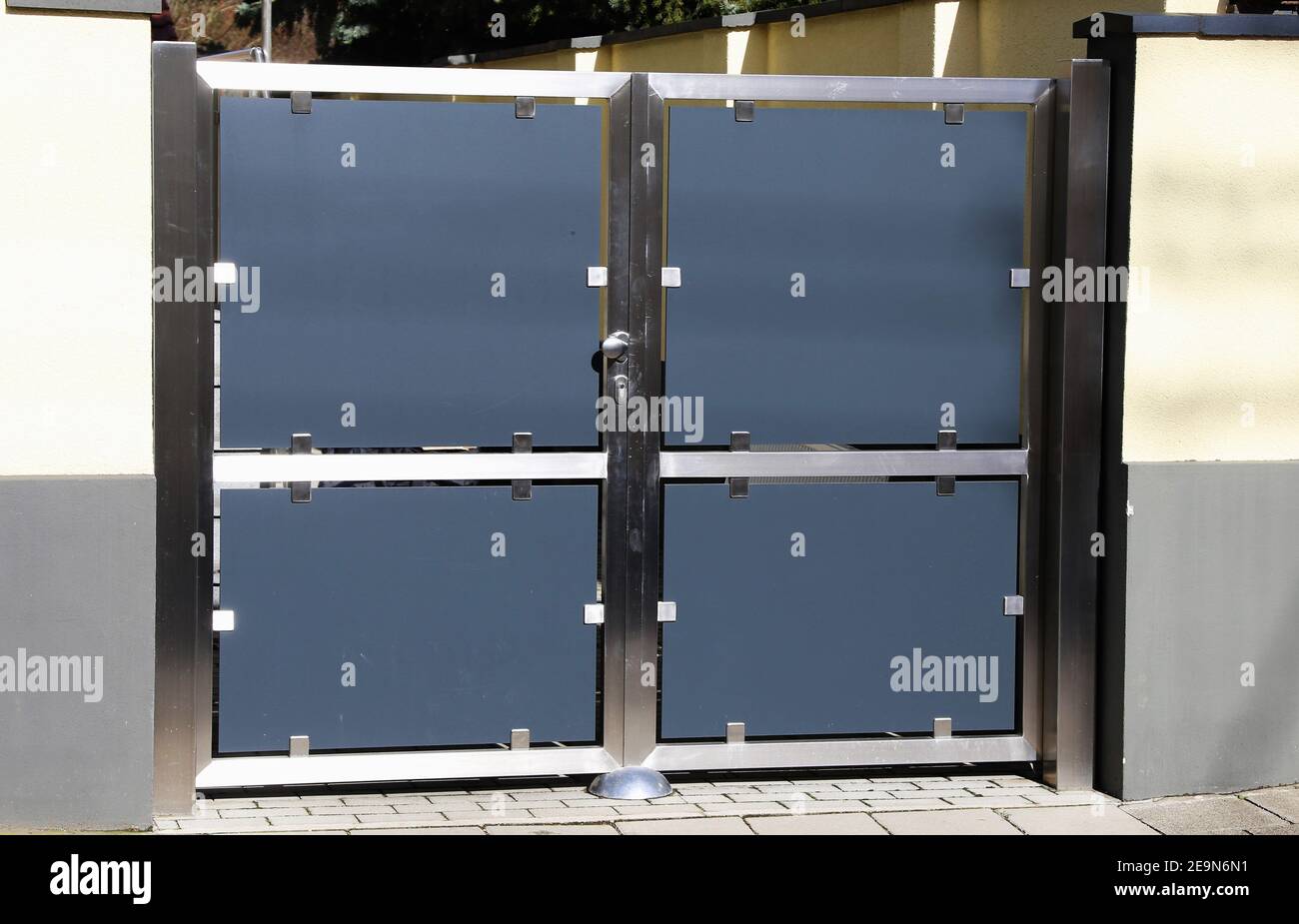 Modern steel yard gate with privacy protection Stock Photo - Alamy