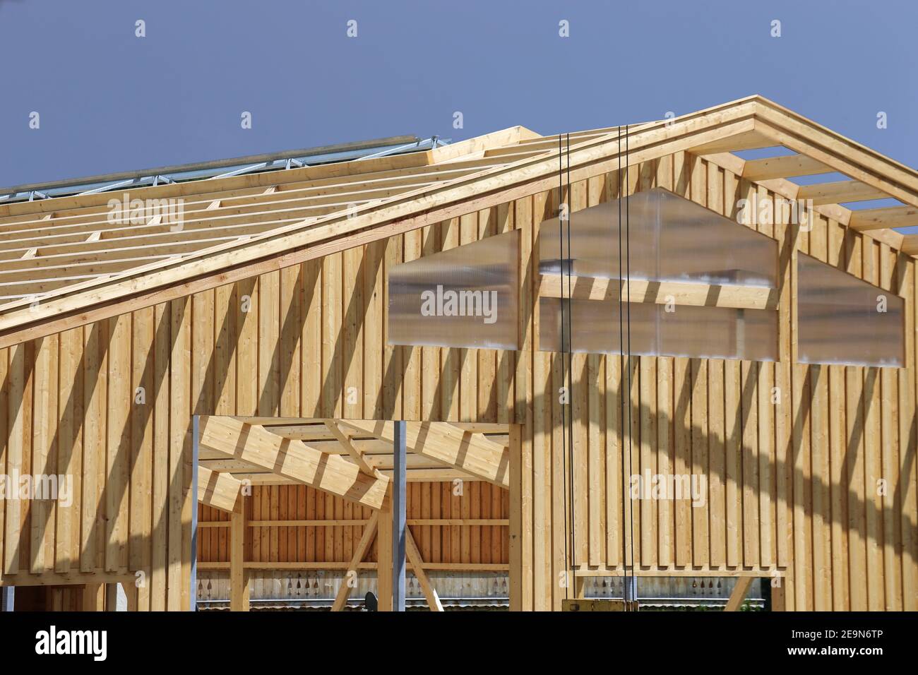 Construction of a new wooden hall Stock Photo - Alamy