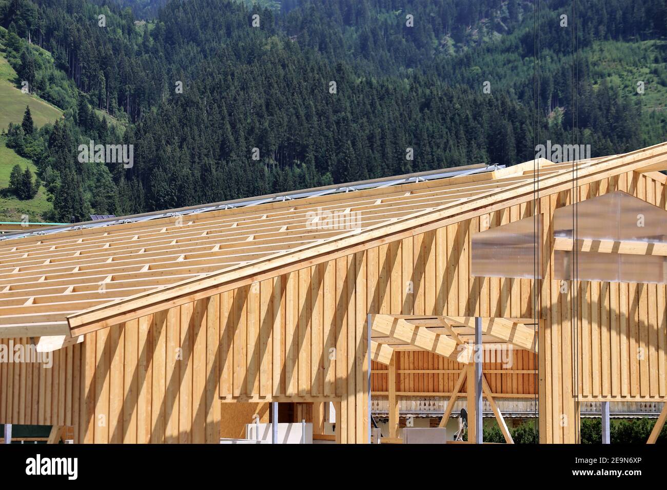 Construction of a new wooden hall Stock Photo - Alamy
