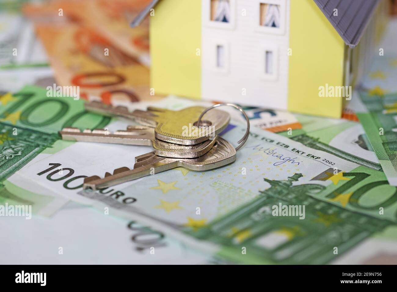Symbol image: Model house with (euro)banknotes and coins as a symbol ...