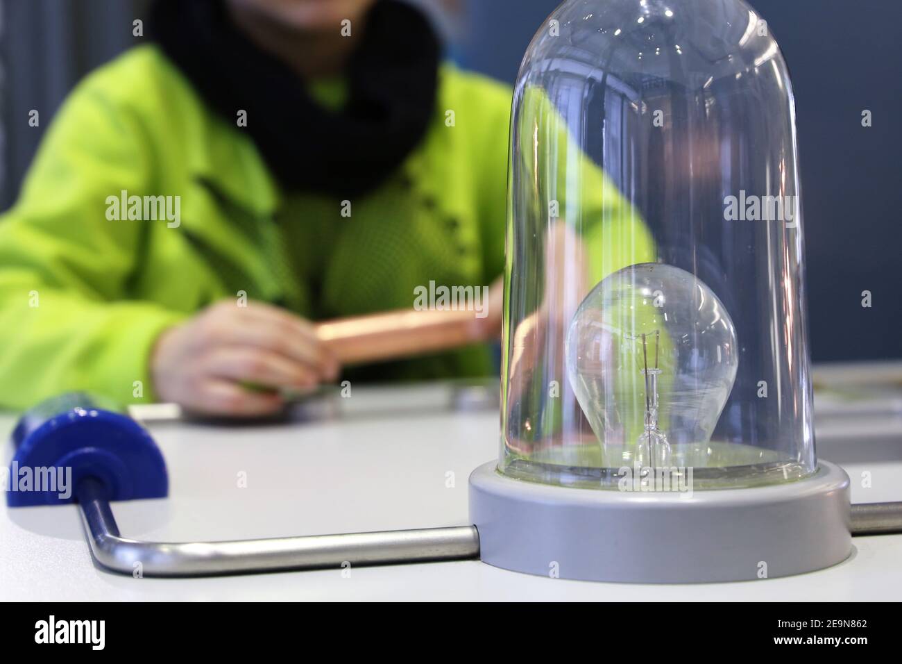 Electricity project for kids with simple circuit Stock Photo - Alamy