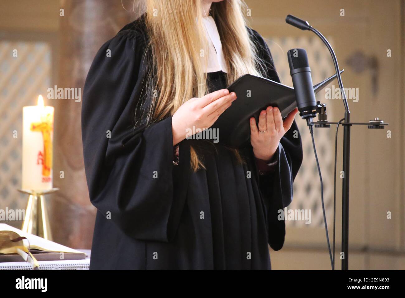 Female vicar hi-res stock photography and images - Alamy