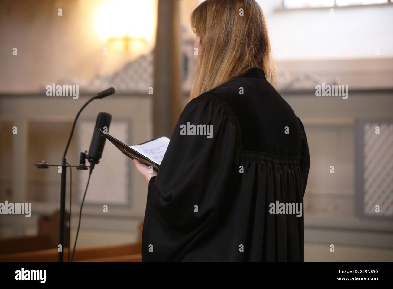 Female vicar hi-res stock photography and images - Alamy