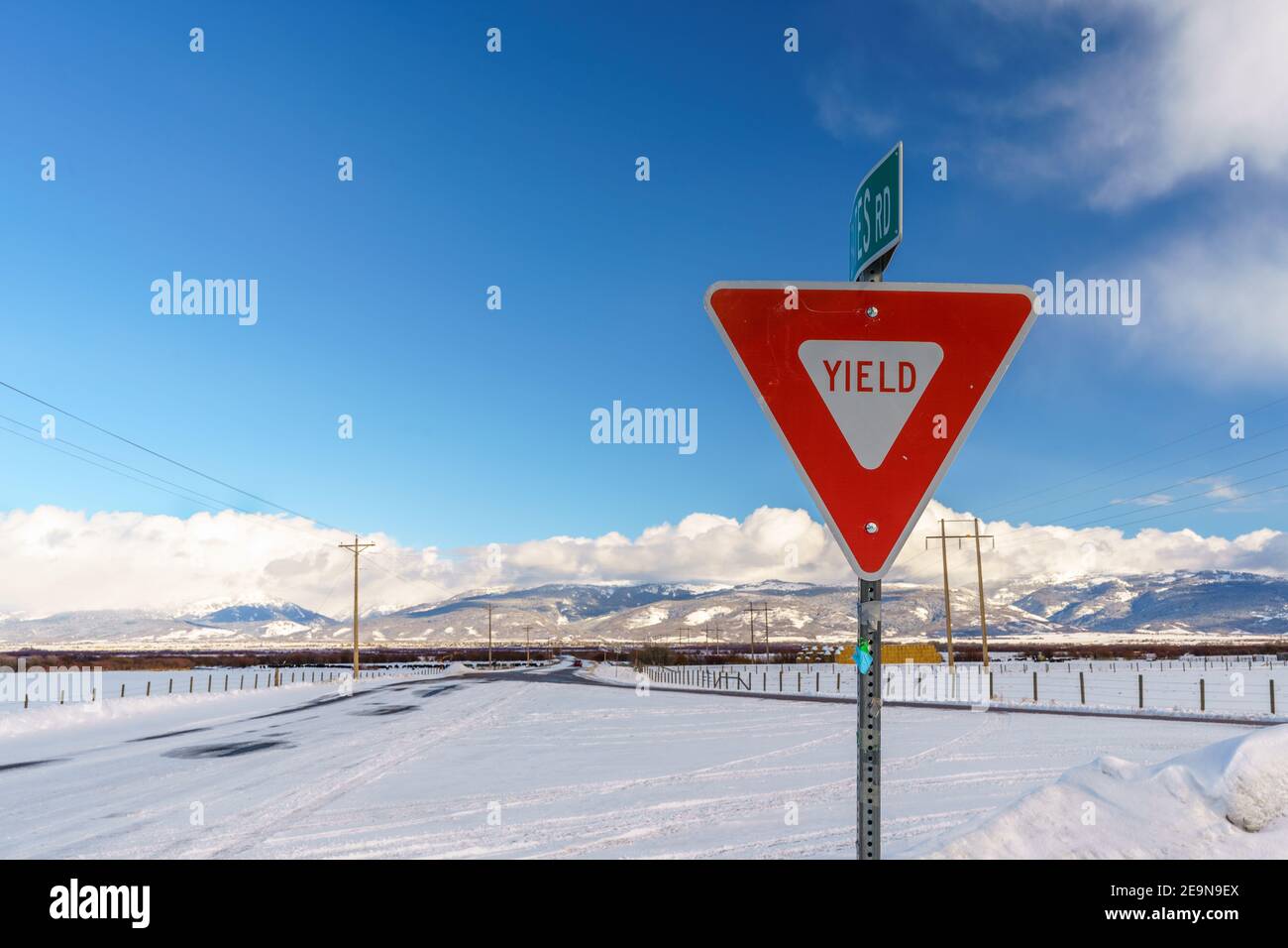 Yield sign hi-res stock photography and images - Alamy