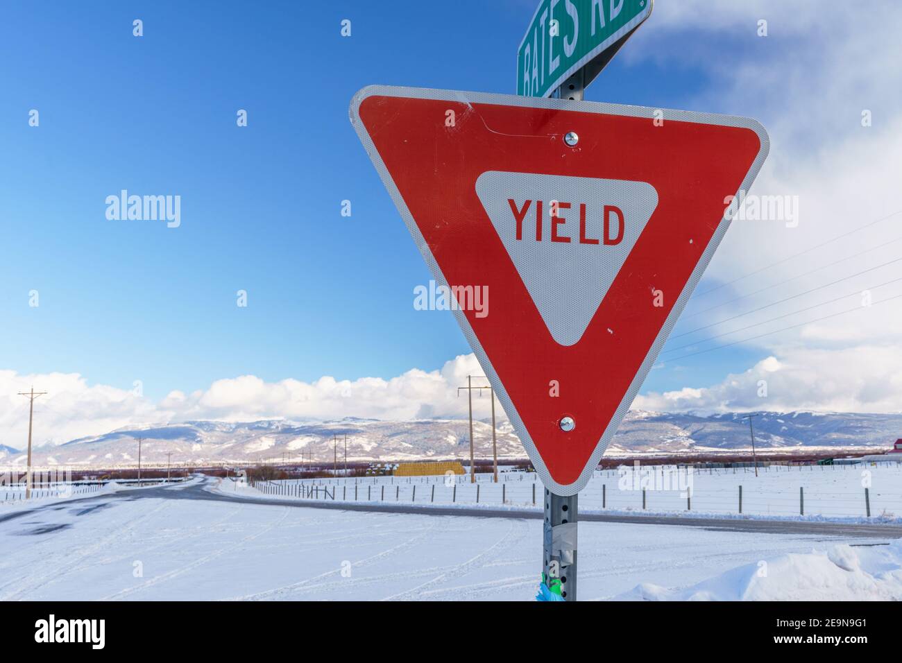 Yield sign hi-res stock photography and images - Alamy
