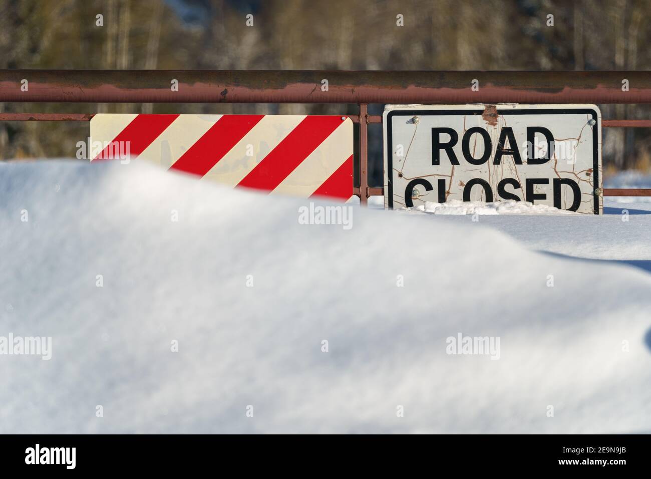 Road Closed Traffic Sign Due to Deep Snow Stock Photo - Alamy