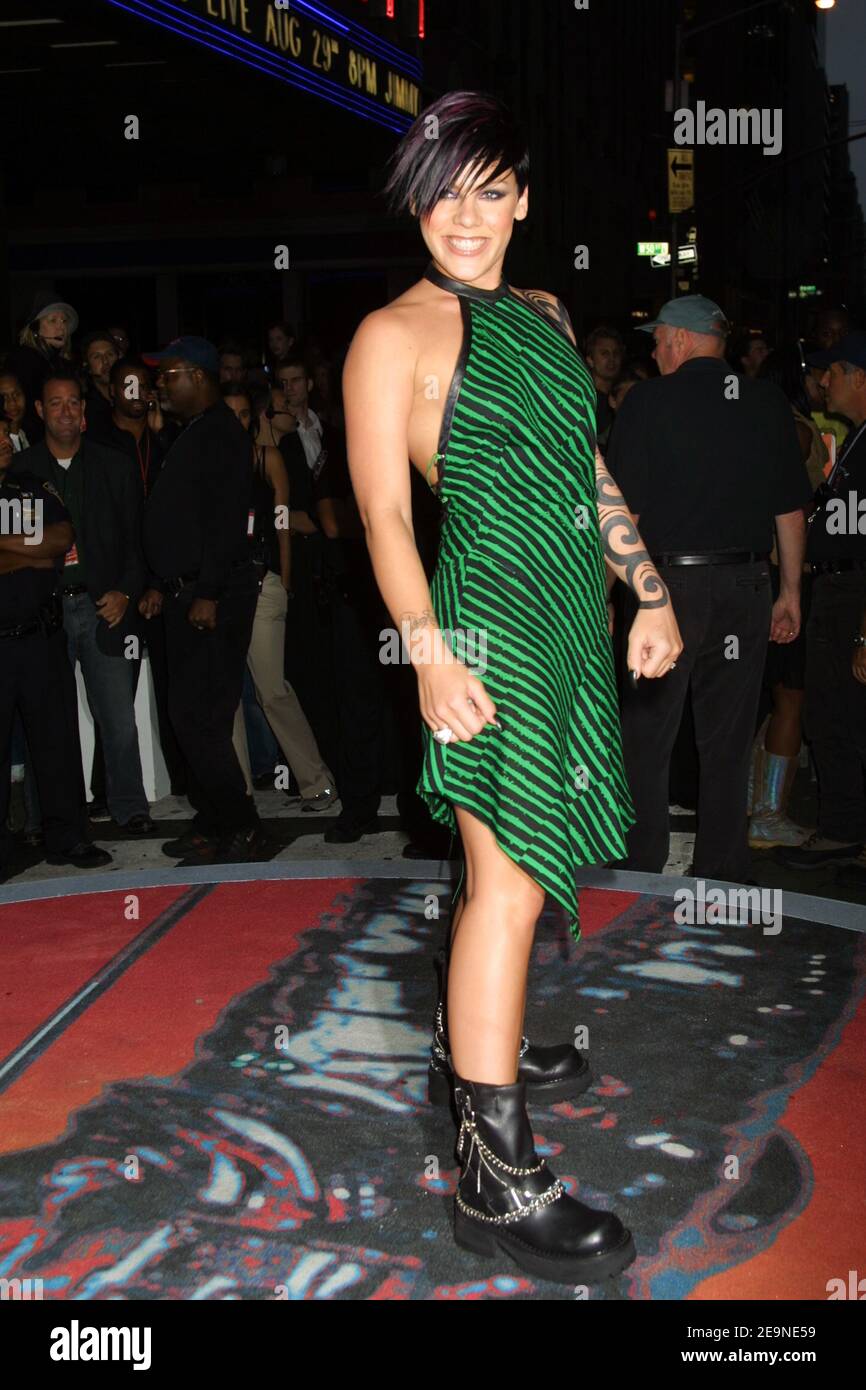 2002 mtv video music awards hi-res stock photography and images - Alamy