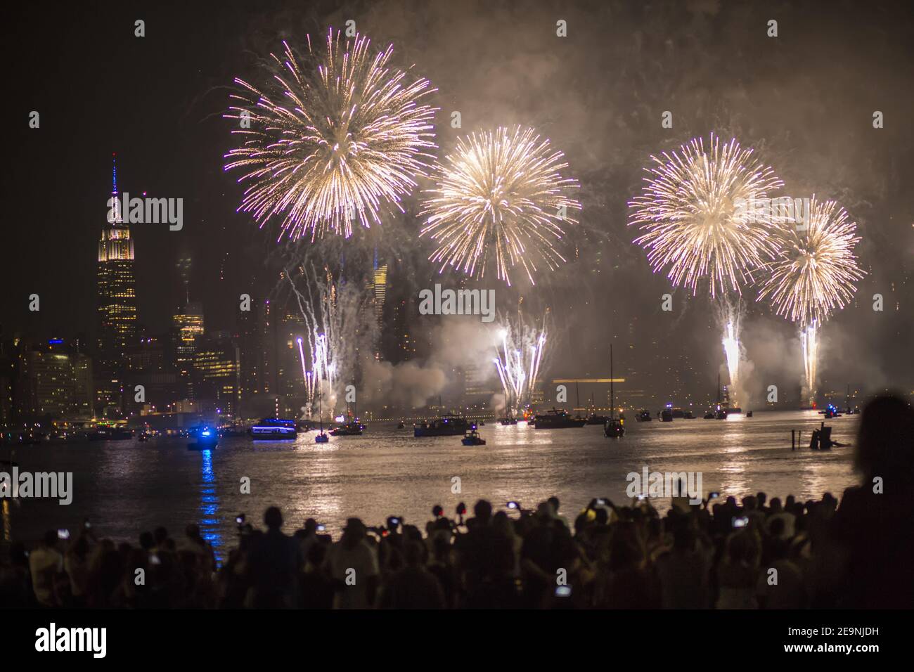 Chrysanthemum firework hi-res stock photography and images - Alamy