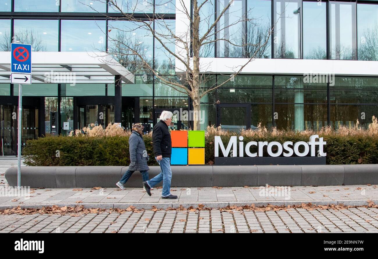 Passant*innen gehen am Microsoft Logo vorbei. Der Sitz von Microsoft ...