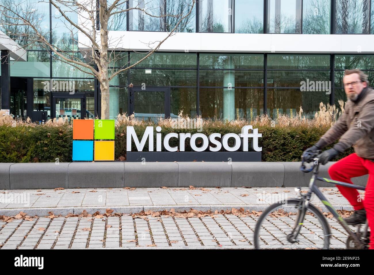 Ein Radlfahrer passiert das Microsoft Logo. Der Sitz von Microsoft ...
