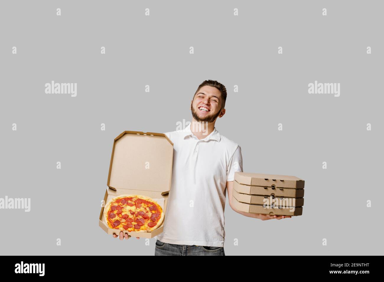 Online 4 pizza boxes safety delivery servise from restaurant. 2+2 ...