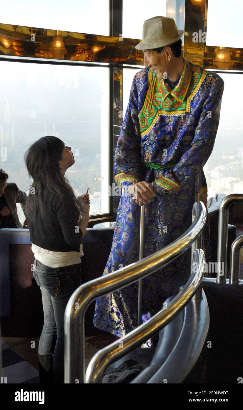 China's Xi Shun, the tallest man in the world with a height of 2,36 ...