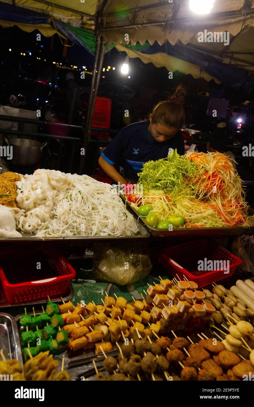 Cambodia phnom penh night market hi-res stock photography and images ...