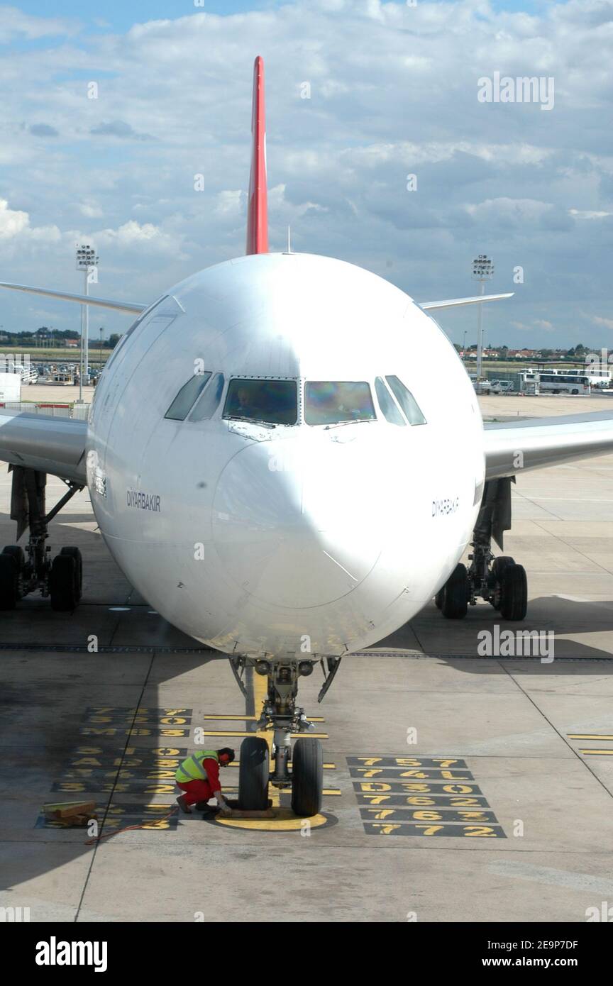 Taking photo of paris and illustration hi-res stock photography and ...