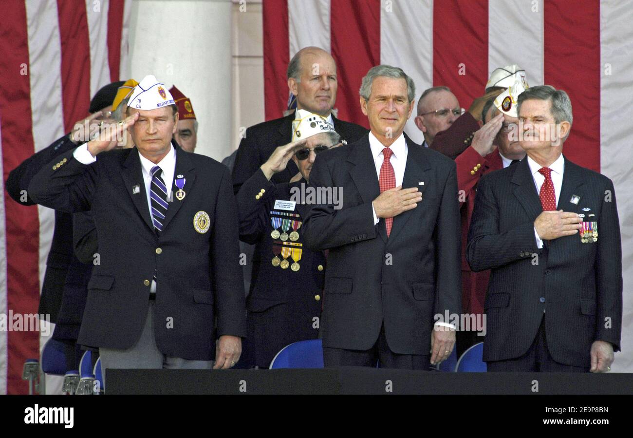 President Bush attends Veterans Day ceremony - Arlington Stock Photo ...