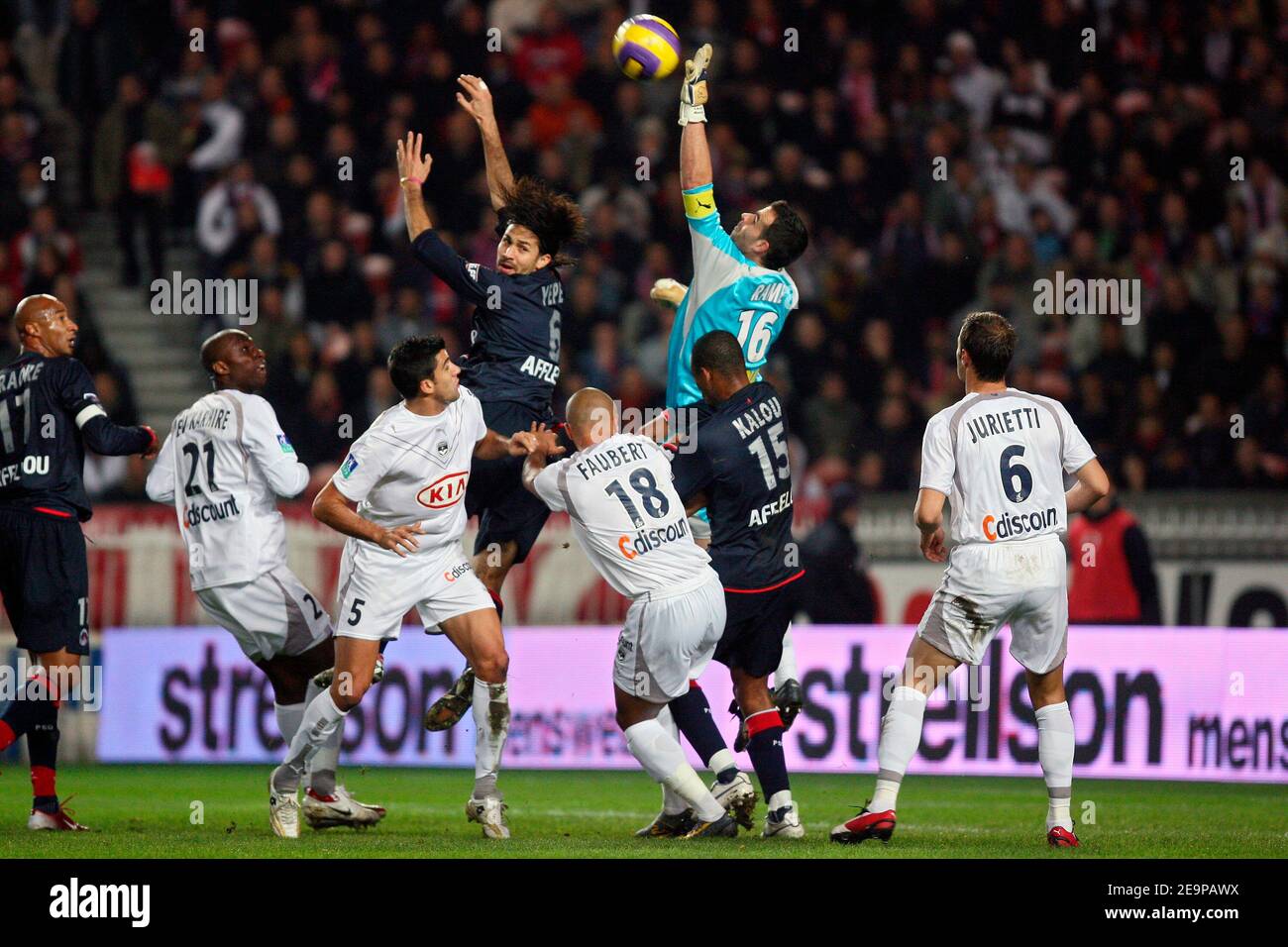 Mario yepes paris saint germain hi-res stock photography and images - Alamy