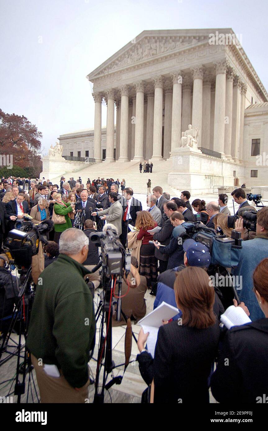 Reporters outside supreme court hi-res stock photography and images - Alamy