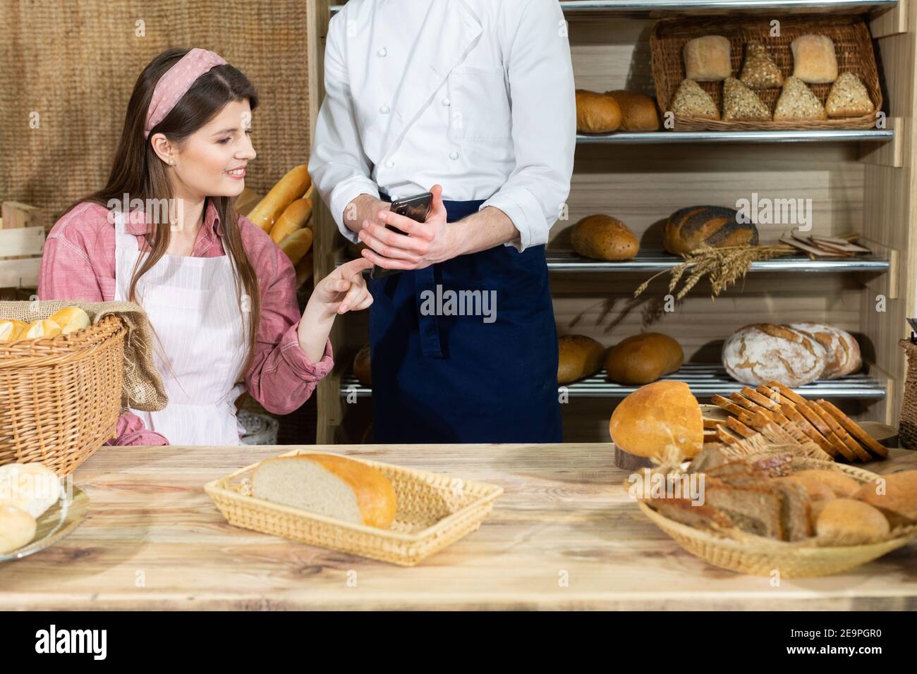 During the sales break, the baker shows the young expeditioner photos ...