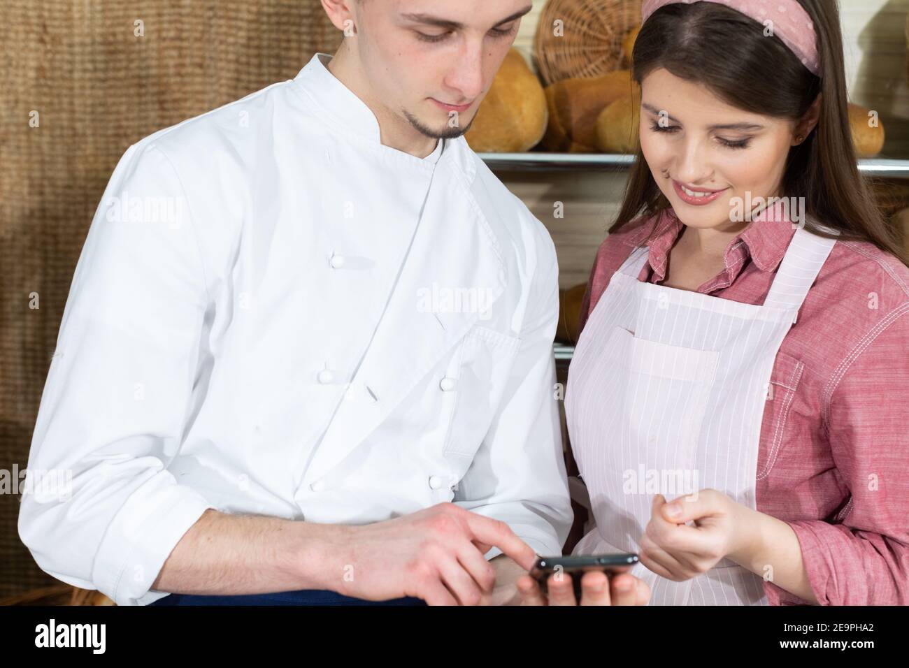 During the sales break, the baker shows the young expeditioner photos ...