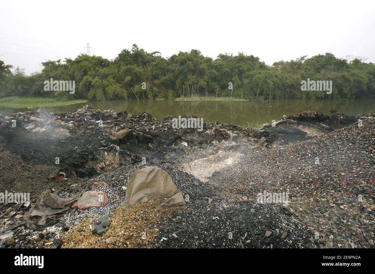 Plastic pollution river china hi-res stock photography and images - Alamy