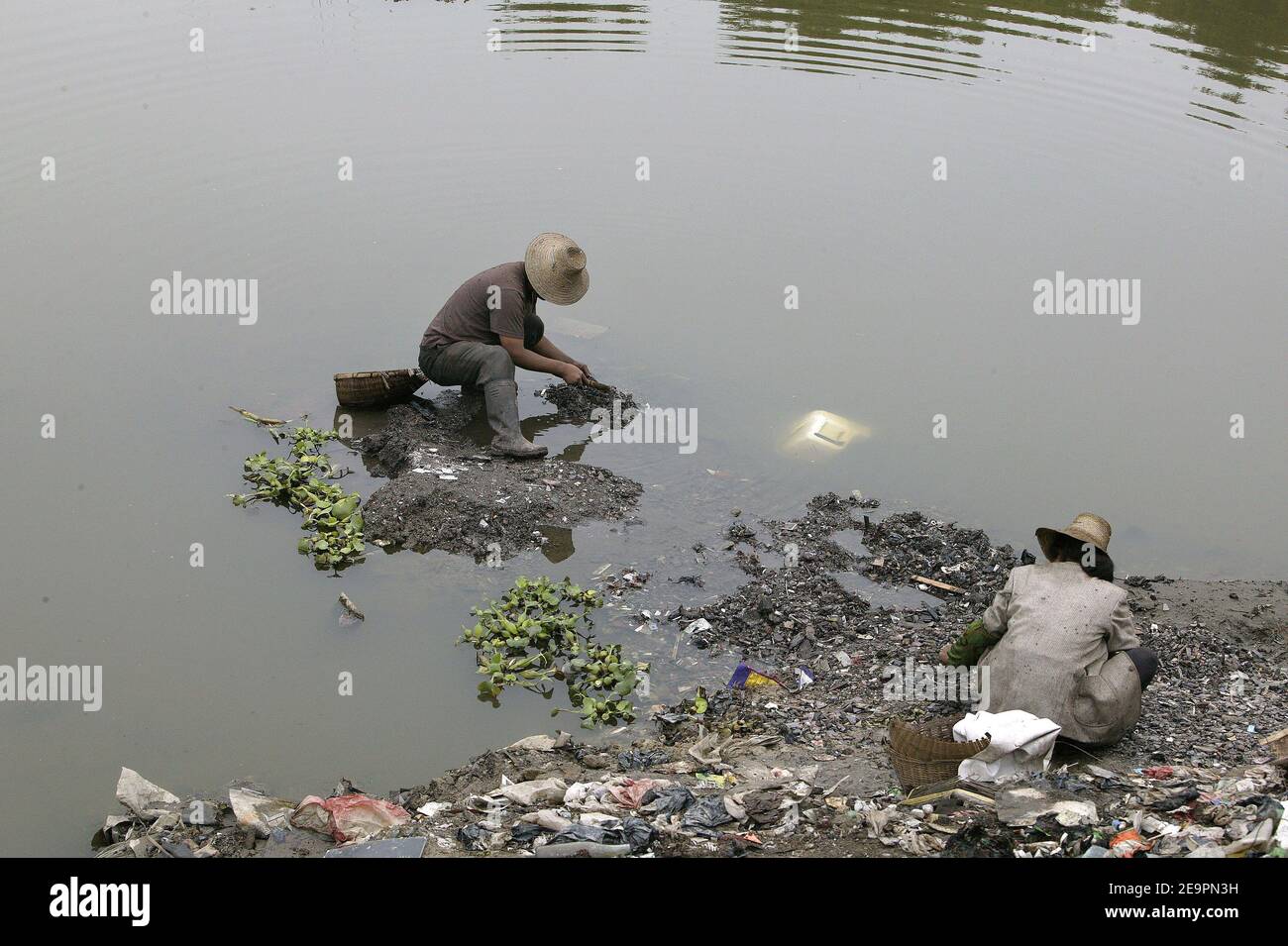 Plastic pollution river china hi-res stock photography and images - Alamy