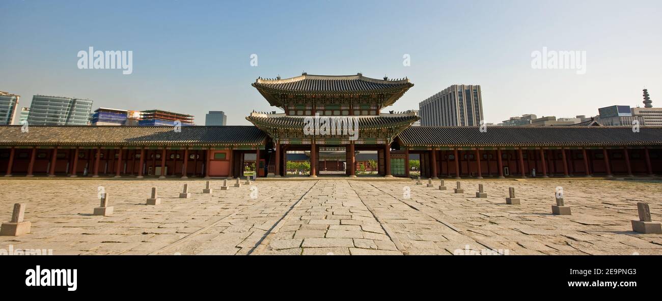 gate at Changgyeonggung Palace in Seoul Stock Photo - Alamy