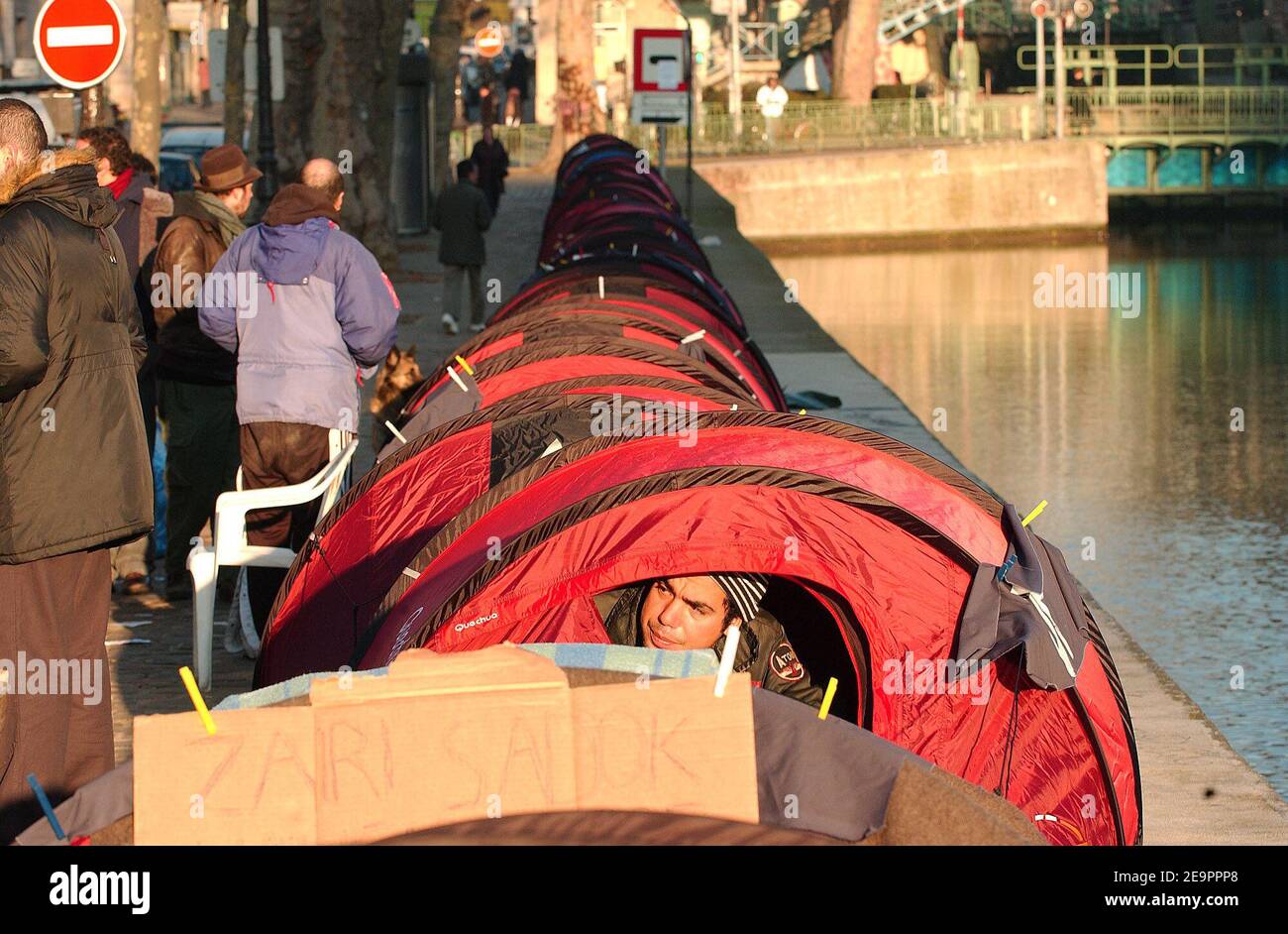 Homeless paris sign hi-res stock photography and images - Alamy