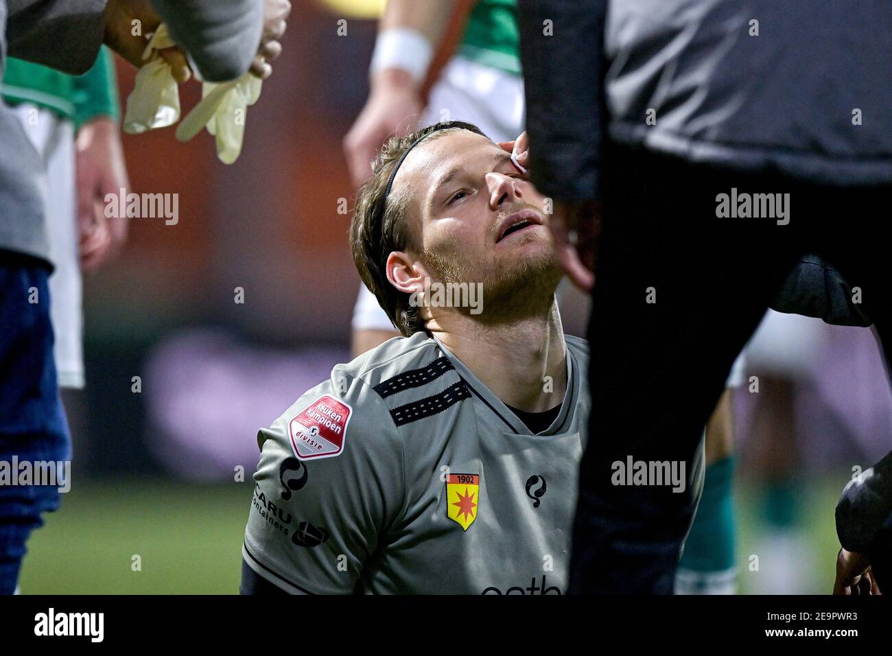 Football photos injury hi-res stock photography and images - Alamy