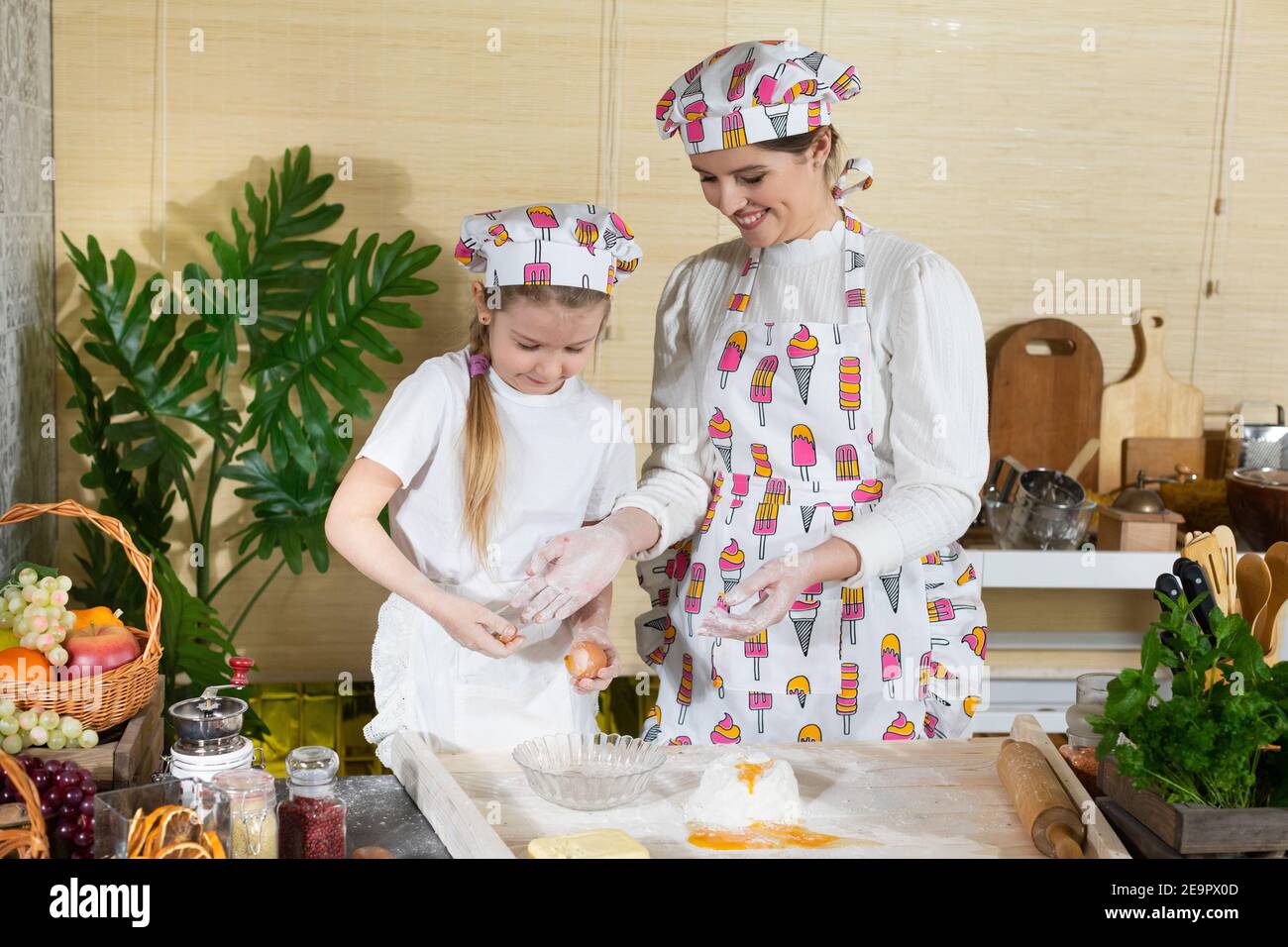 Egg shell hat hi-res stock photography and images - Alamy