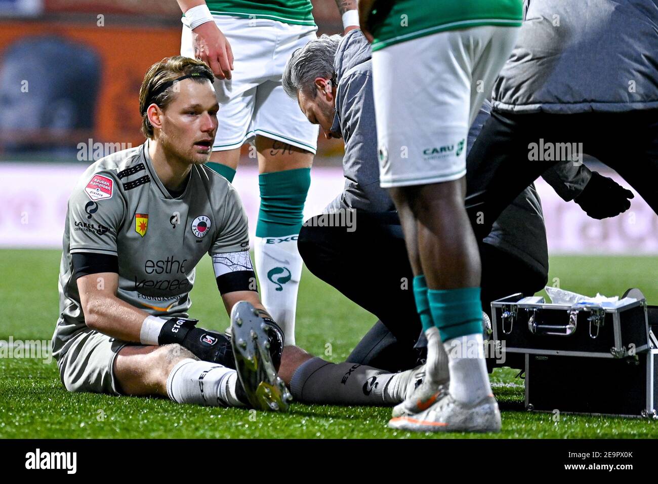 VOLENDAM, NETHERLANDS - FEBRUARY 5: Goalkeeper Alessandro Damen of SBV ...