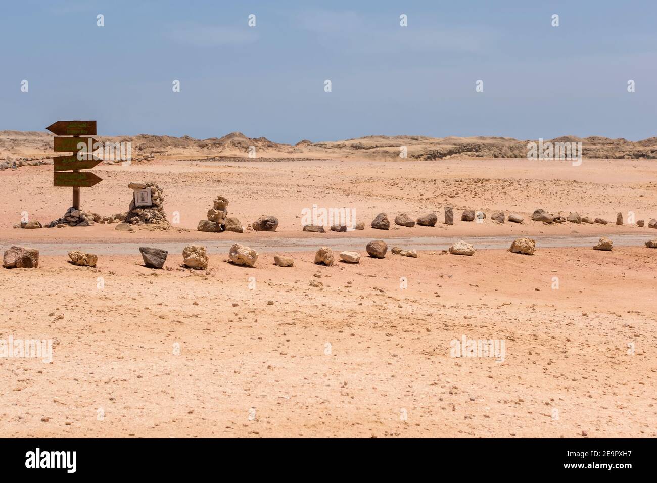 Signpost to sahara desert hi-res stock photography and images - Alamy