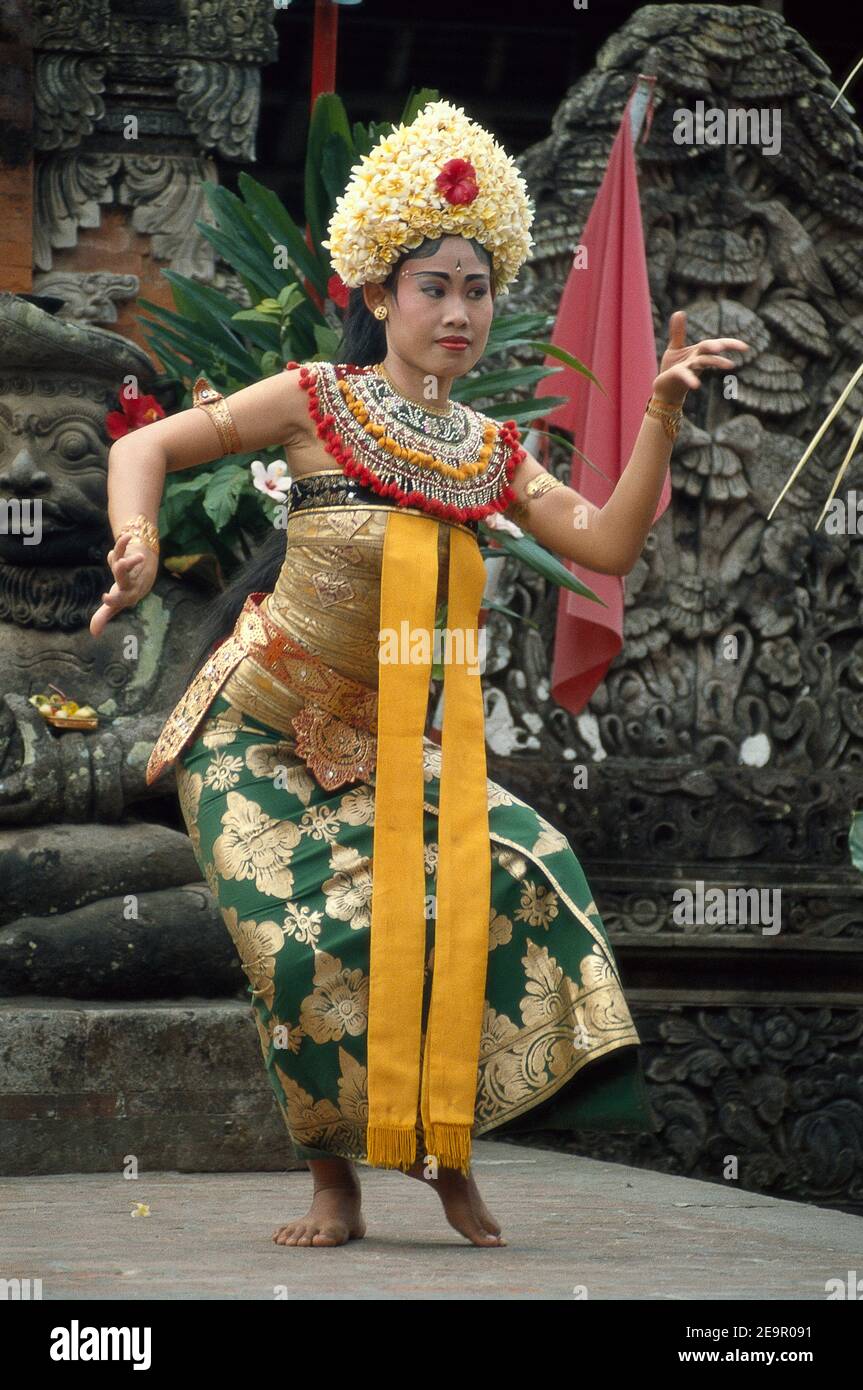 Balinese dancers on hi-res stock photography and images - Alamy