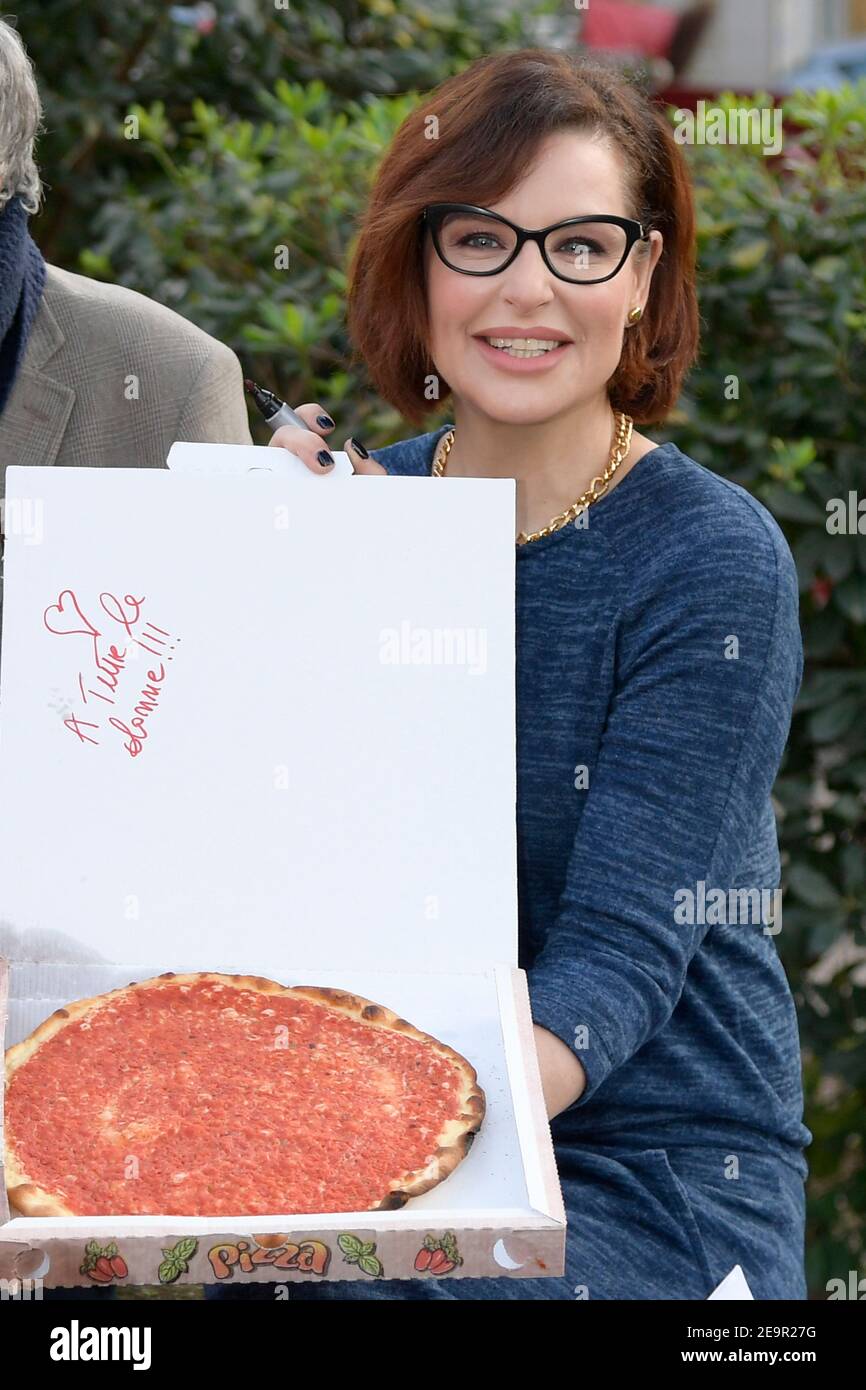 Simona Borioni showing the dedication made to women in the pizza box ...