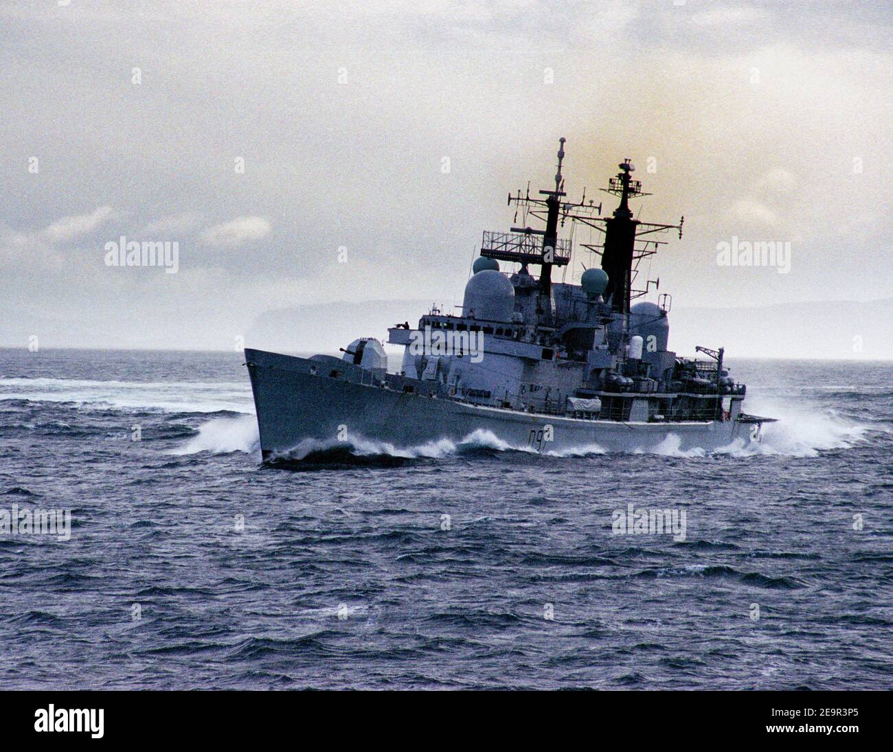 Type 42 batch 3 destroyer hi-res stock photography and images - Alamy