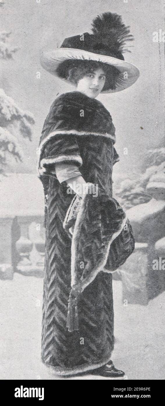Mole cape and muff, Fourrures Max, Paris 1911 Stock Photo - Alamy