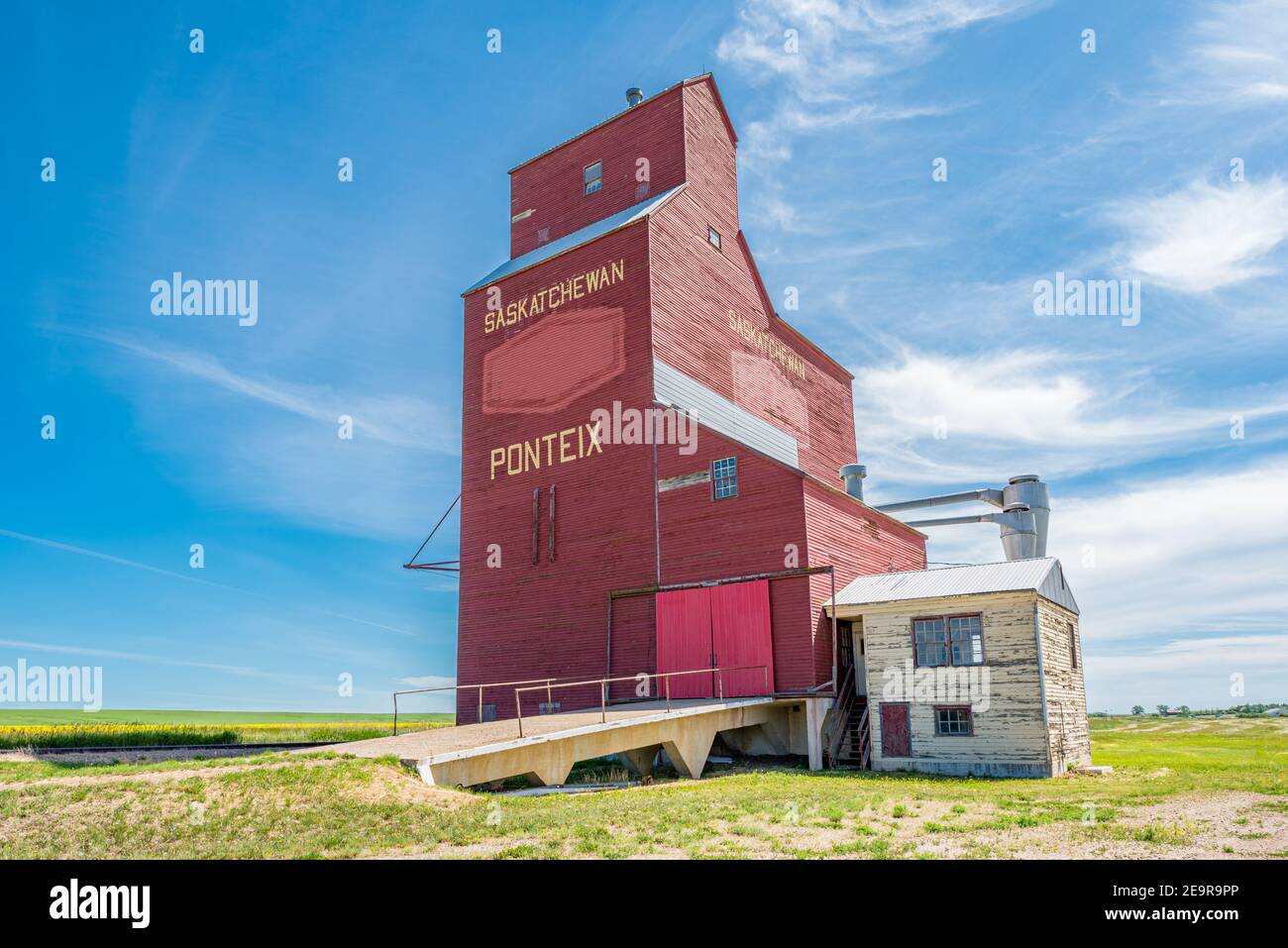 A historic Ponteix grain elevator in Saskatchewan, Canada Stock Photo ...