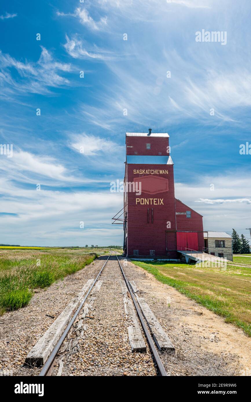 A historic Ponteix grain elevator in Saskatchewan, Canada Stock Photo ...