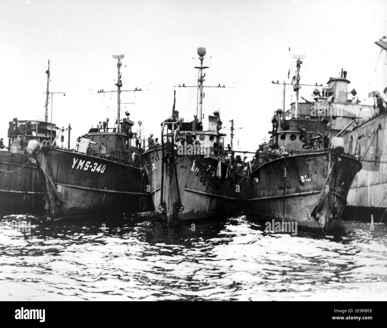 Motor minesweepers alongside of USS Mindanao (ARG-3) in Seeadler Harbor ...