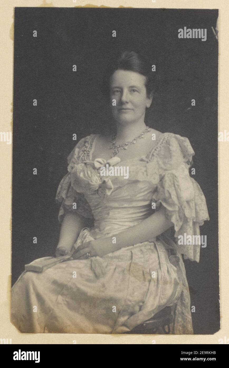 Mrs. Edith Kermit Carow Roosevelt, three-quarter length portrait ...