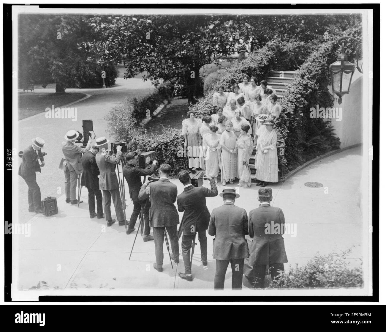 Mrs. Harding and wives of the Philippine commissioners whom she ...